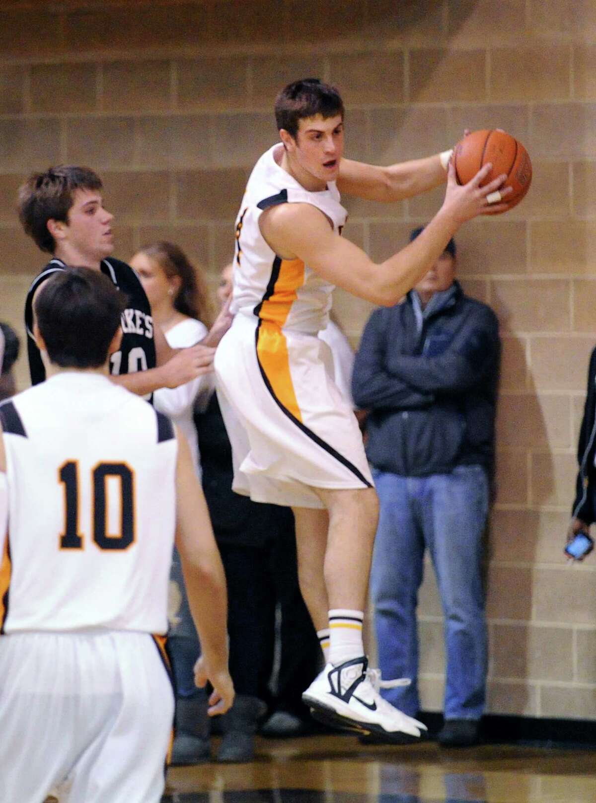 Brunswick basketball uses big first half to beat St. Luke's