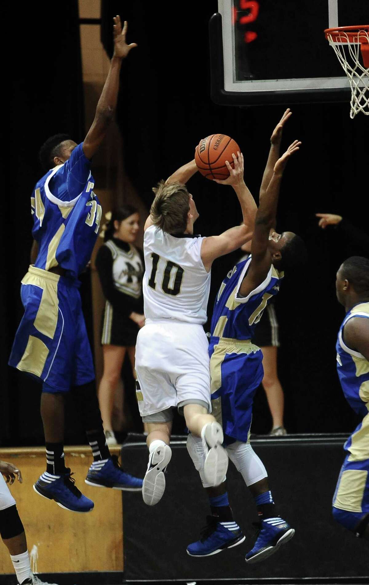 Nederland boys basketball player chooses John Brown University