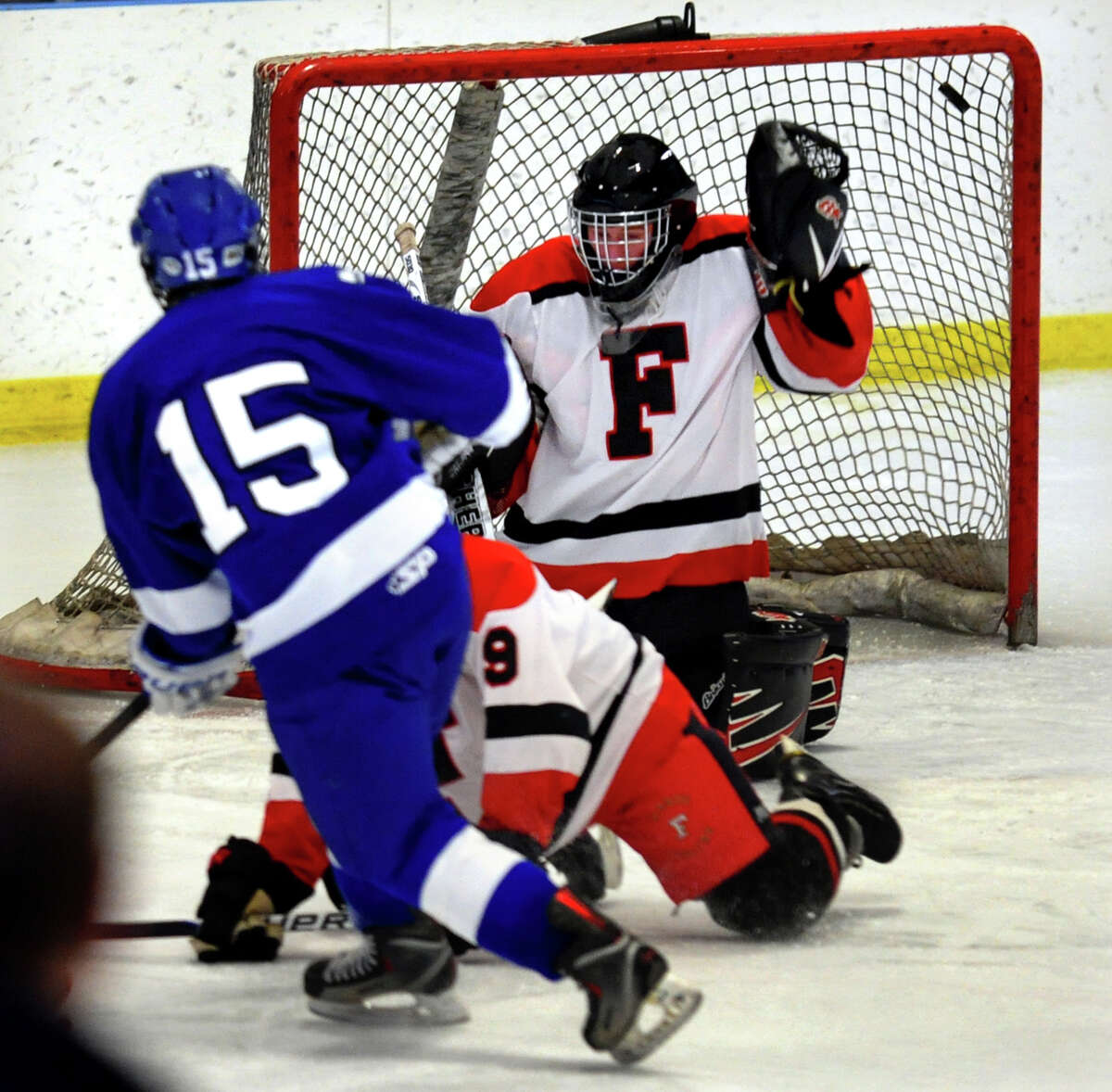 Darien boys hockey holds off Fairfield