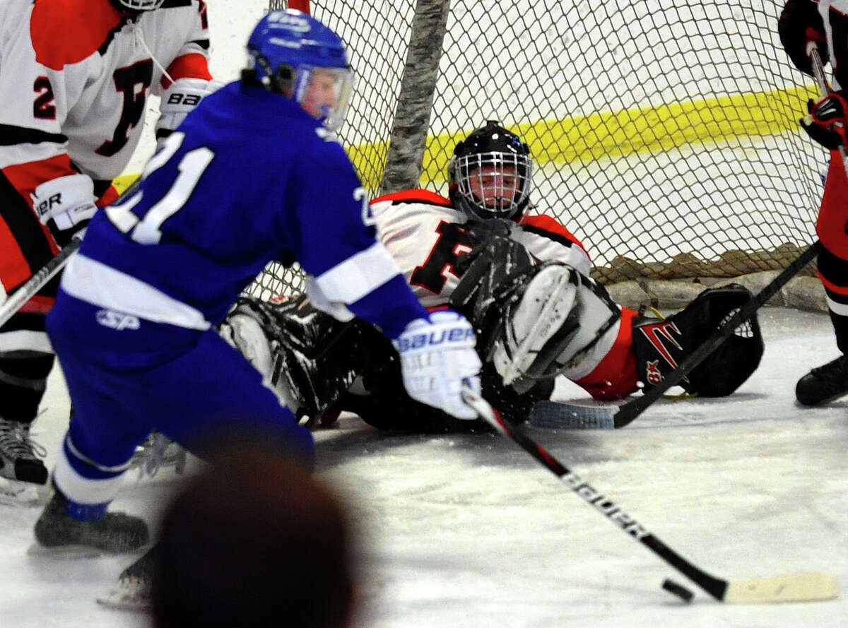 Darien boys hockey holds off Fairfield