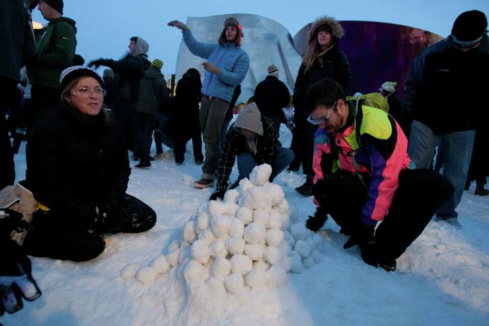 Seattle breaks world record for largest snowball fight