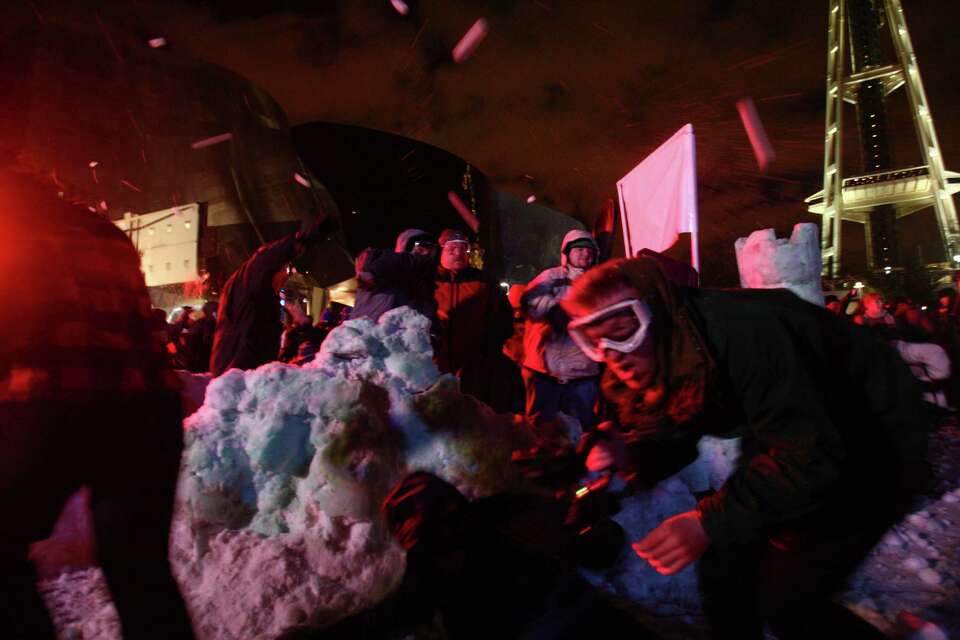 Seattle breaks world record for largest snowball fight
