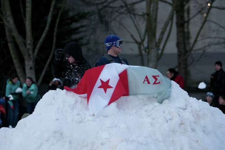 Seattle breaks world record for largest snowball fight