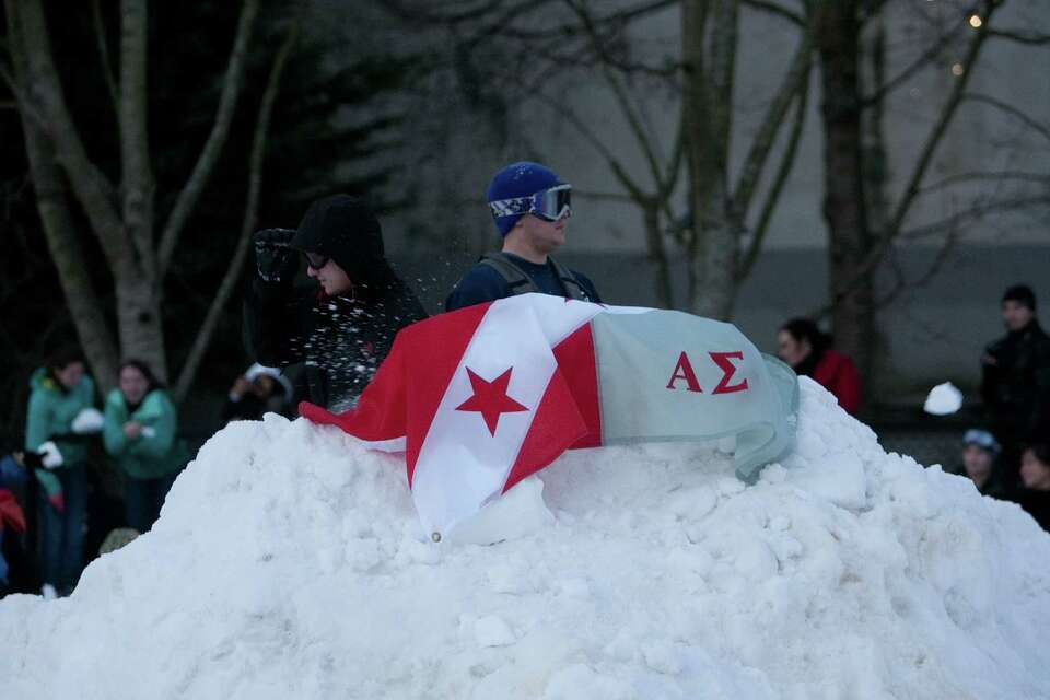 Seattle breaks world record for largest snowball fight