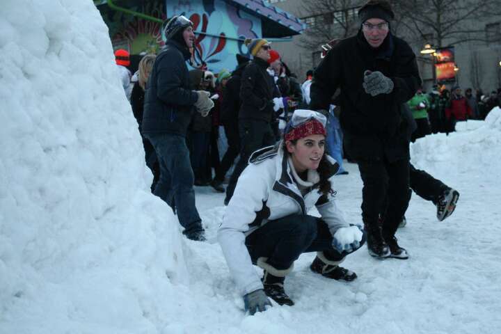 Seattle breaks world record for largest snowball fight