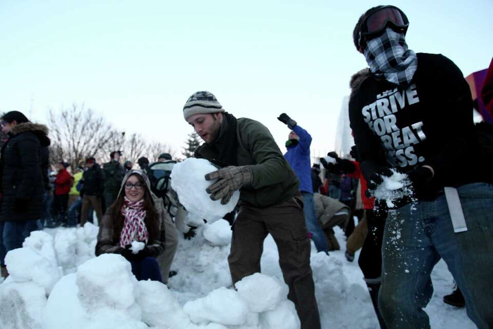 Seattle breaks world record for largest snowball fight