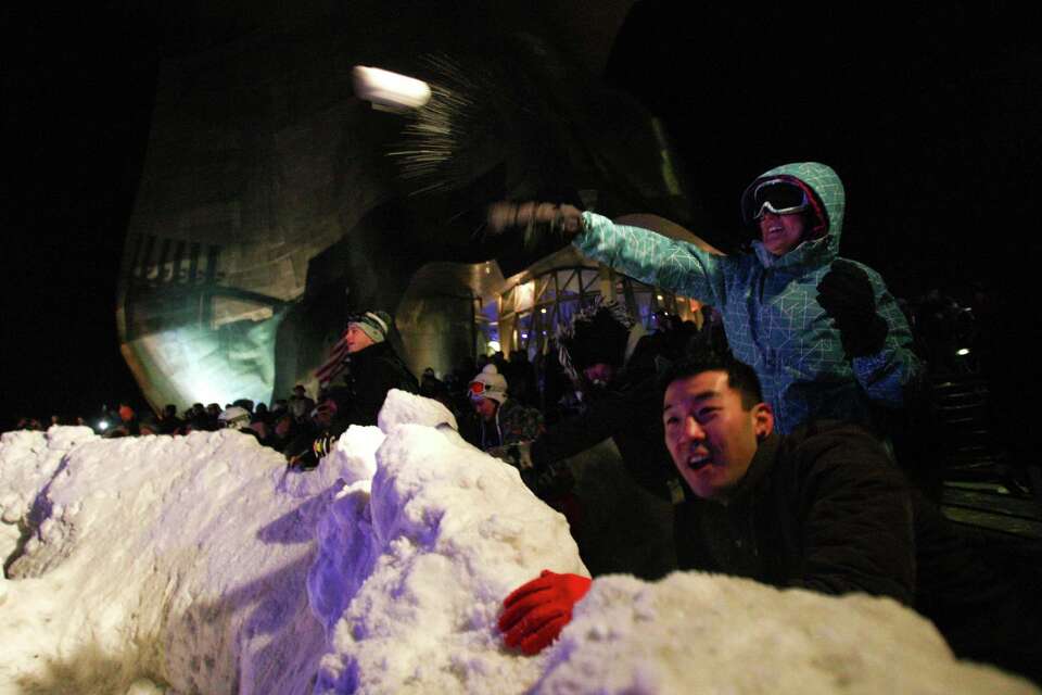 Seattle breaks world record for largest snowball fight