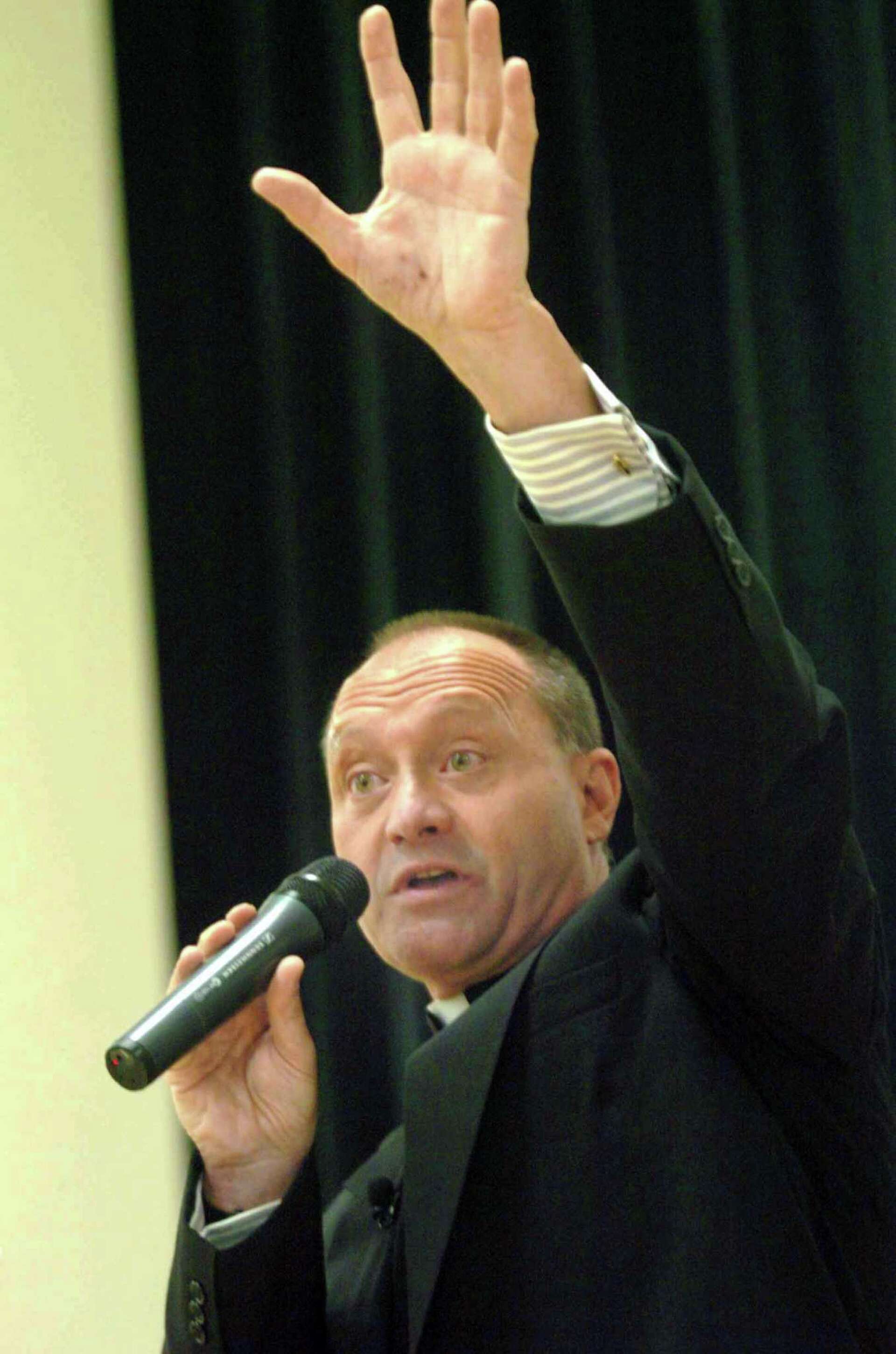 Feds: Priest charged with selling meth