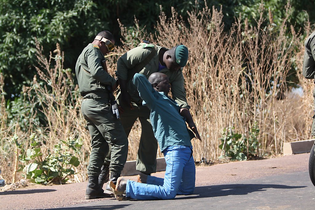 Mali militants dig in, French inch ahead