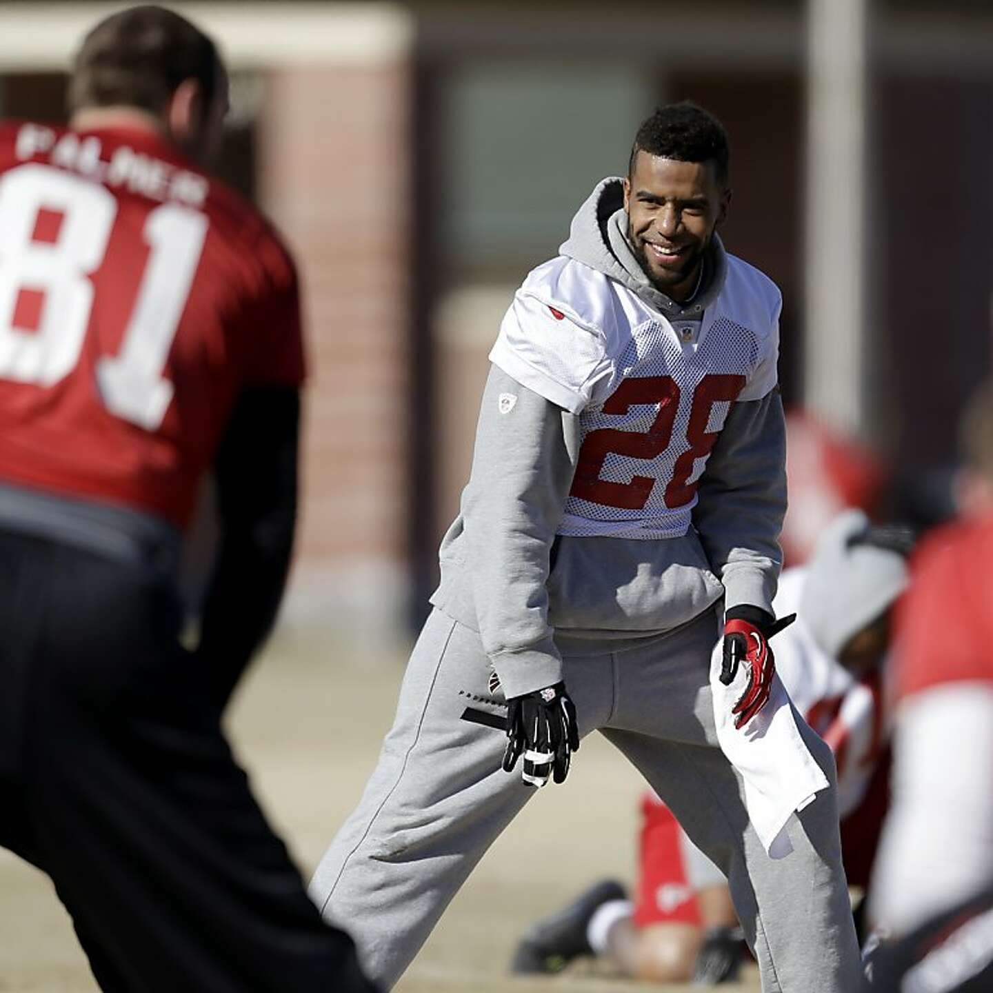 Falcons' DeCoud has family ties to 49ers
