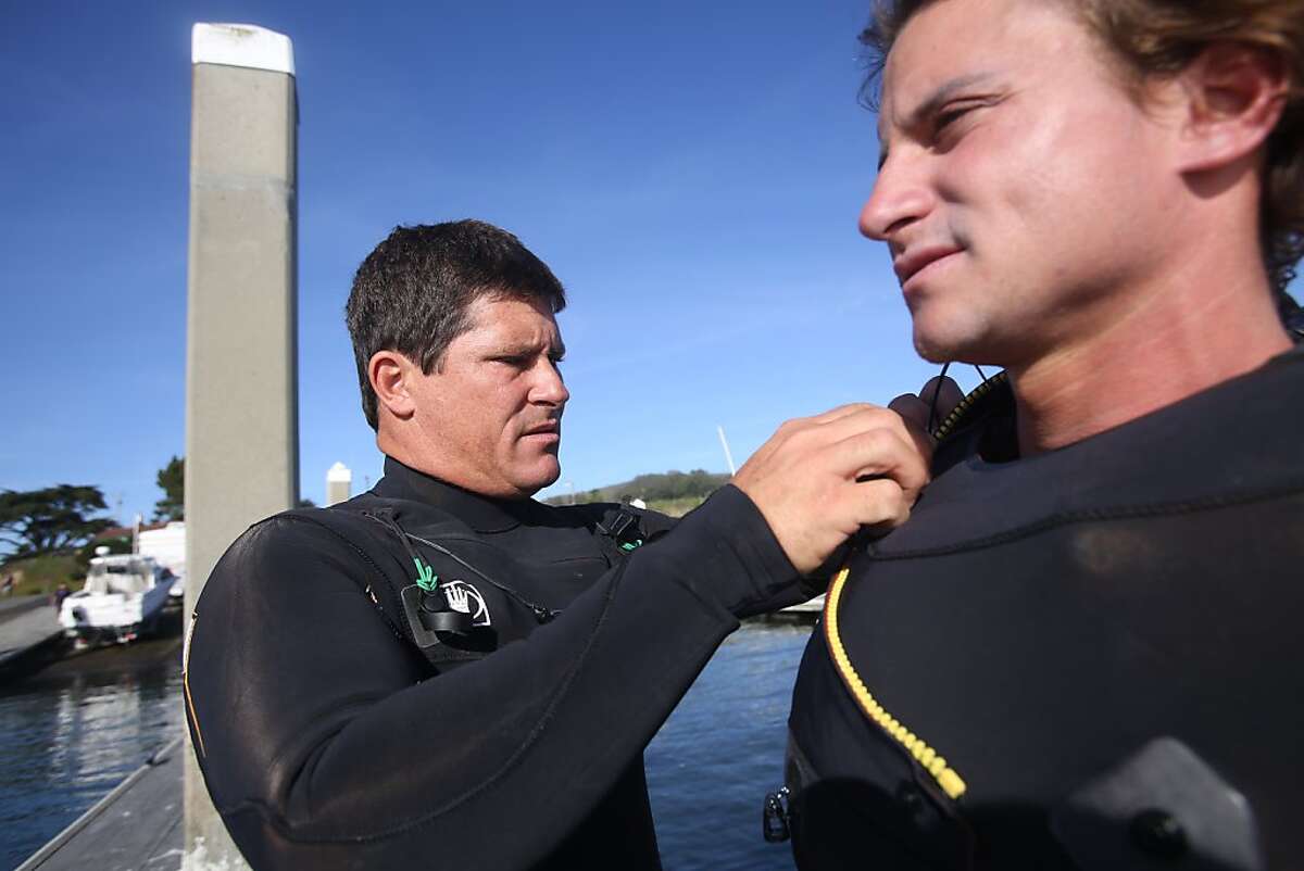 Fans crowd to view hard-to-see Mavericks