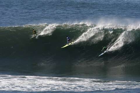 Fans crowd to view hard-to-see Mavericks