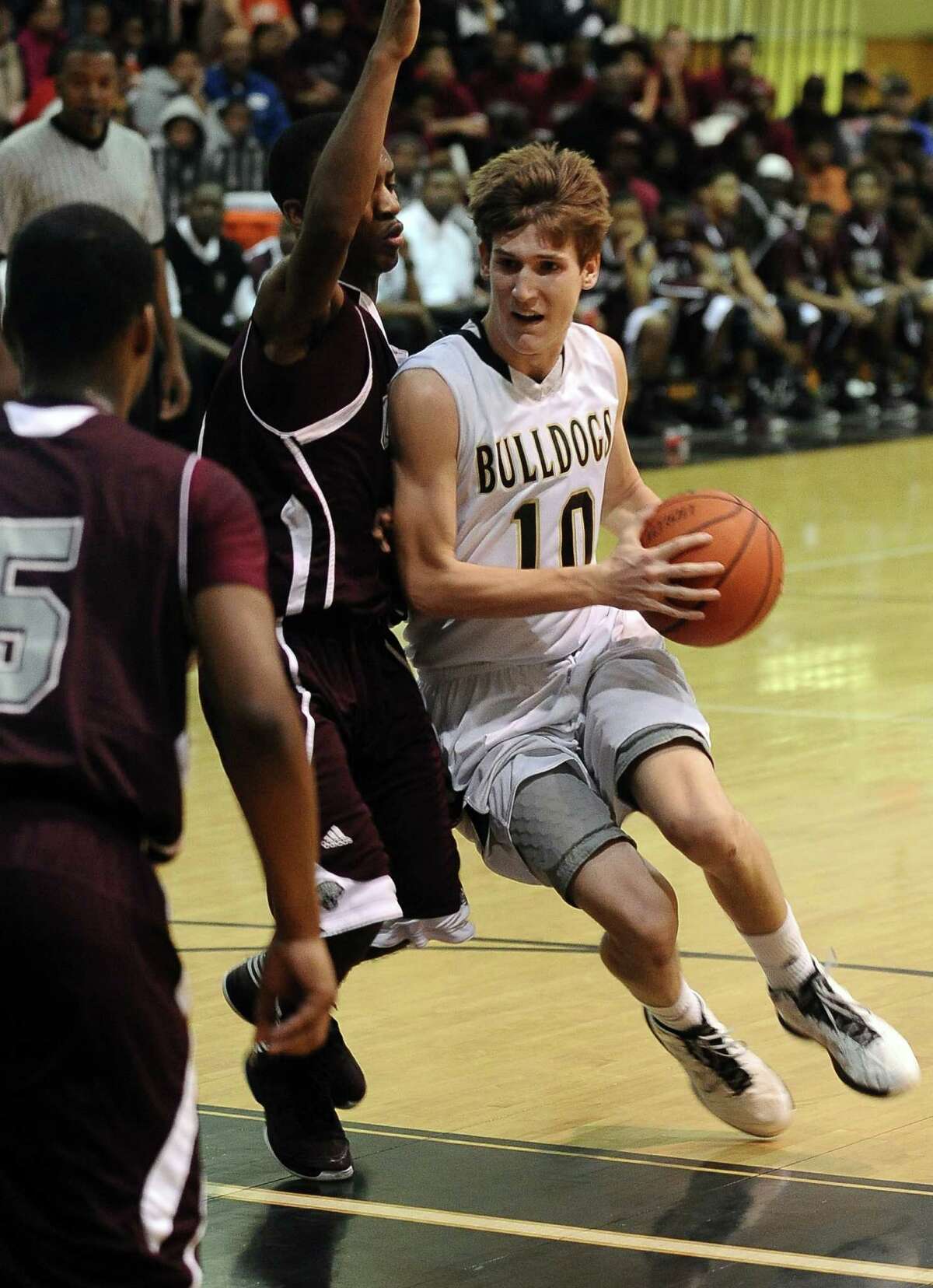 Nederland boys basketball player chooses John Brown University