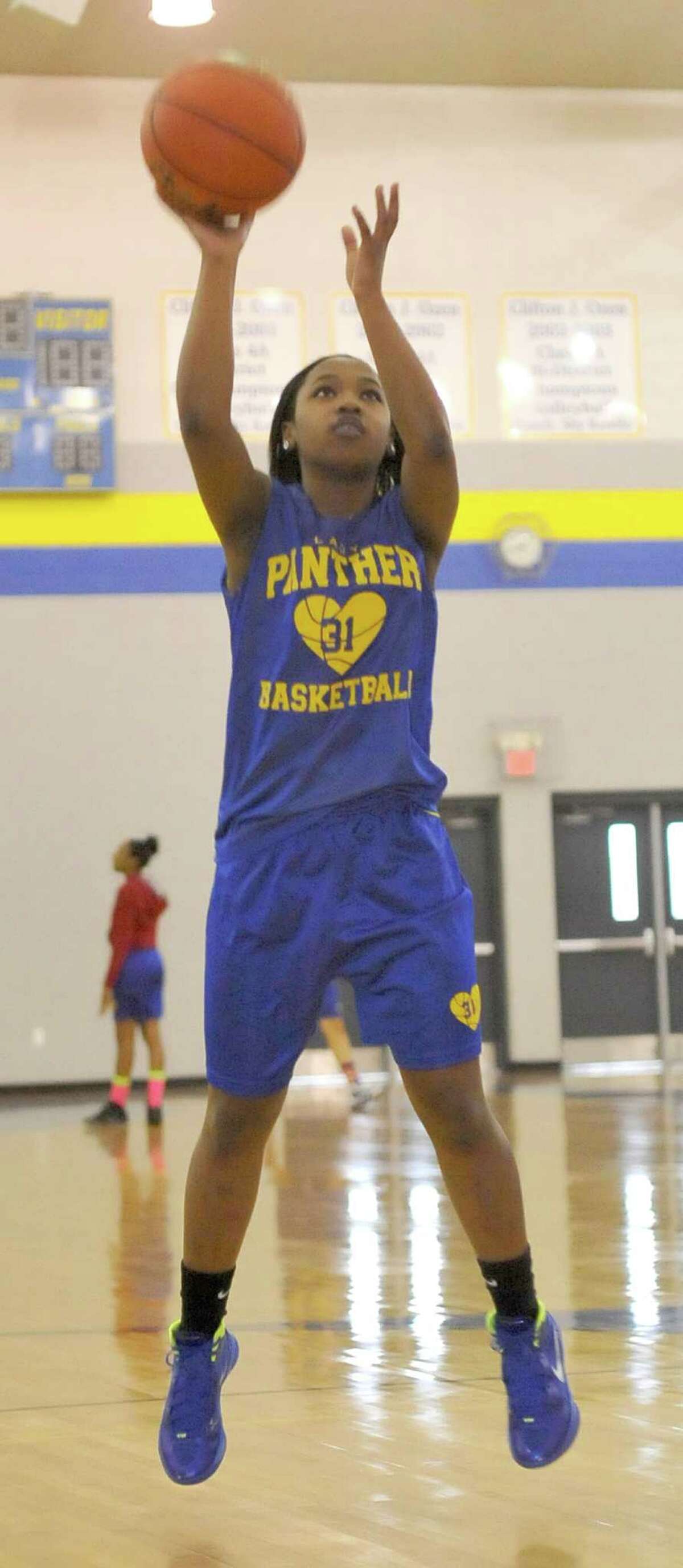 Sophomores learning roles on Ozen girls basketball team