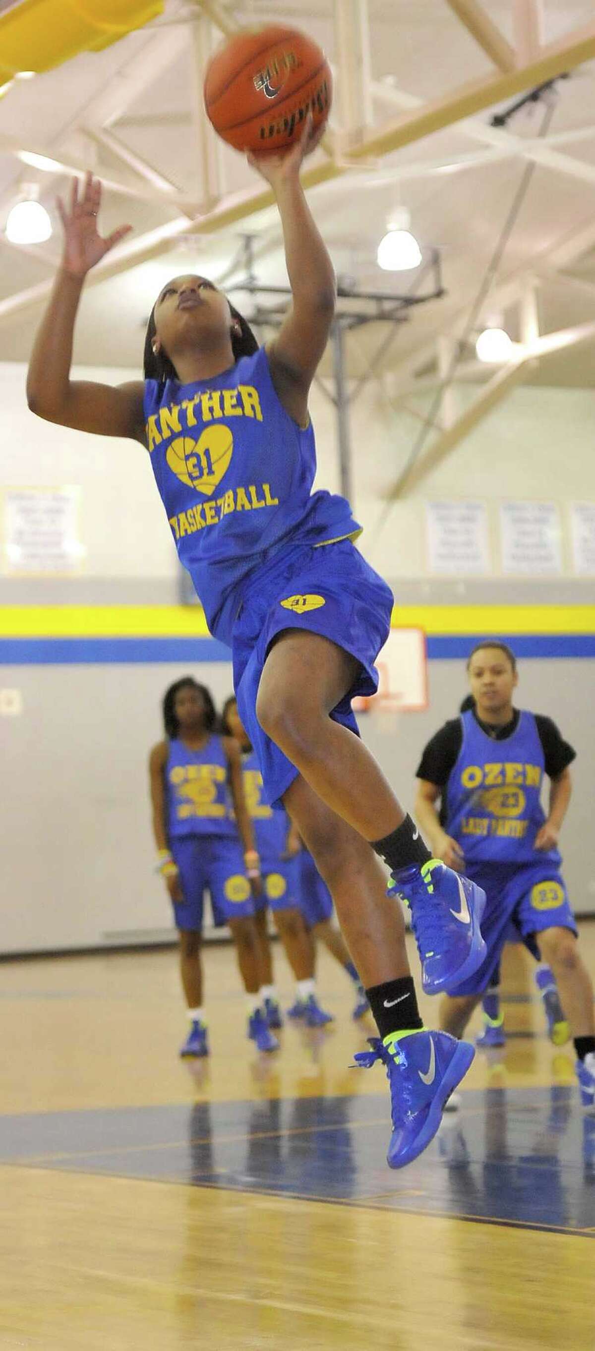 Sophomores learning roles on Ozen girls basketball team