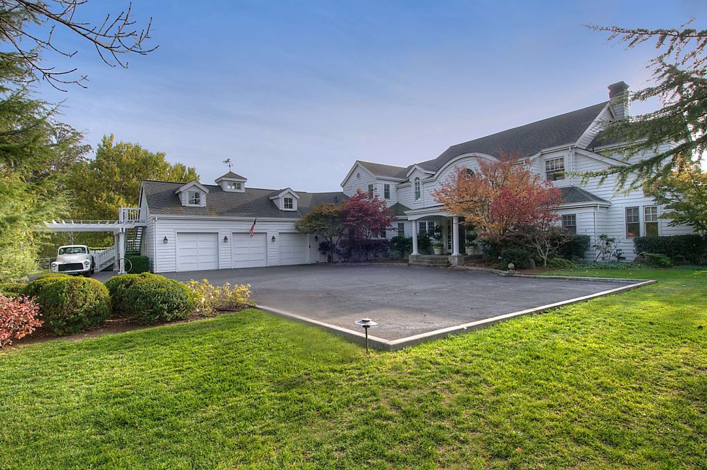 100-acre Petaluma estate has vineyard, stables