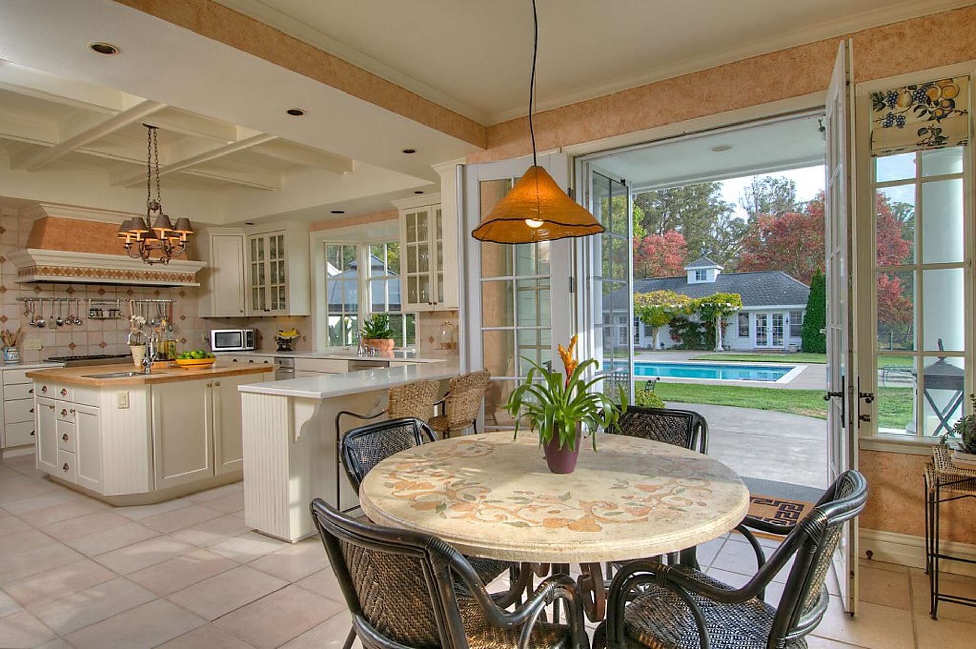 100-acre Petaluma estate has vineyard, stables
