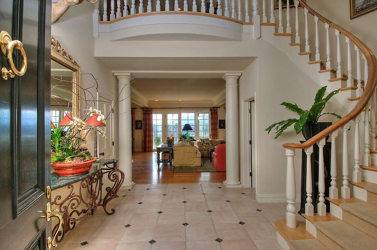 100-acre Petaluma estate has vineyard, stables