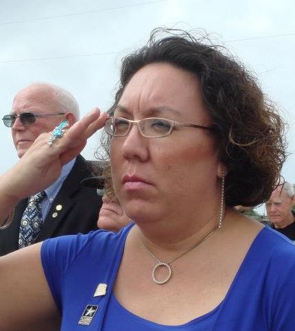 Retired female Army lieutenant shows support of combat ban removal