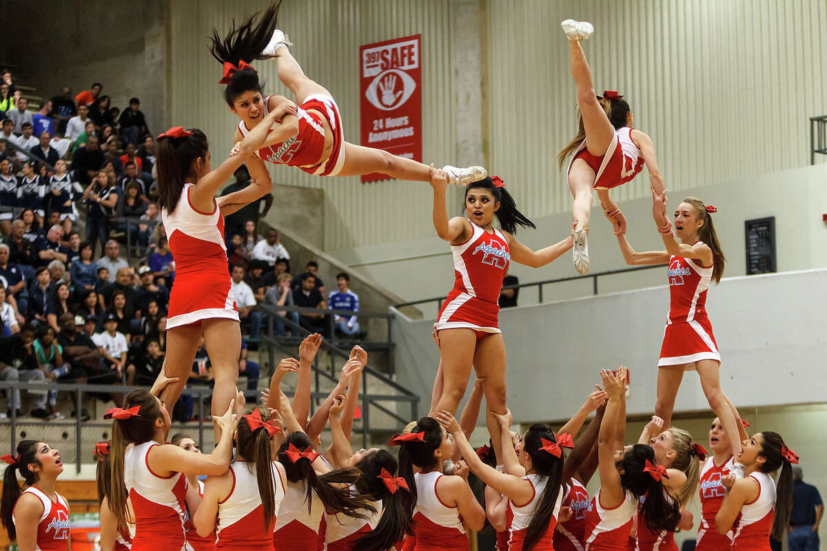 Buttons bottle up Apaches in fourth