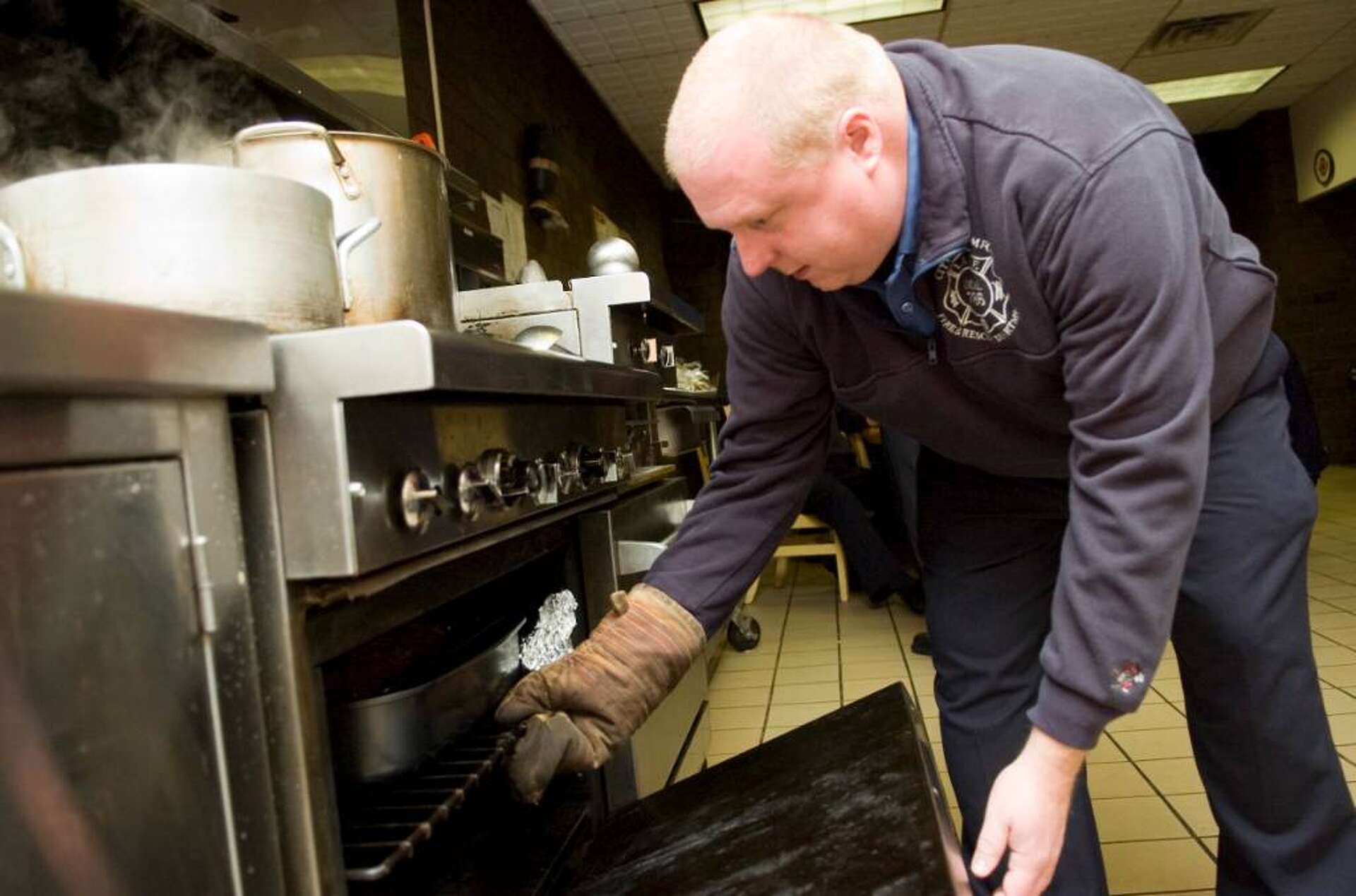 Firefighters cook holiday feast for 'second family'