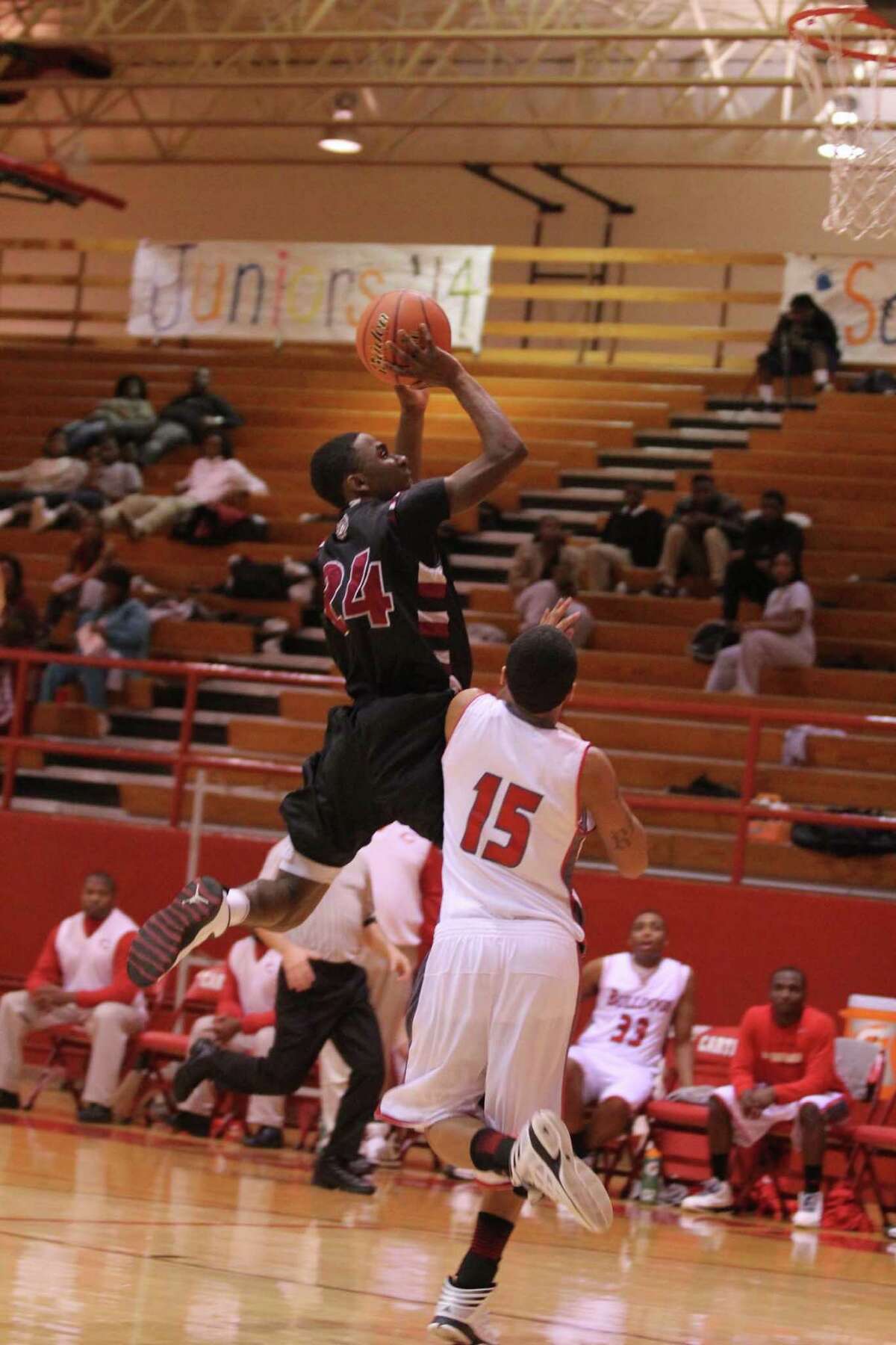 Dawgs hold off Central late 57-55