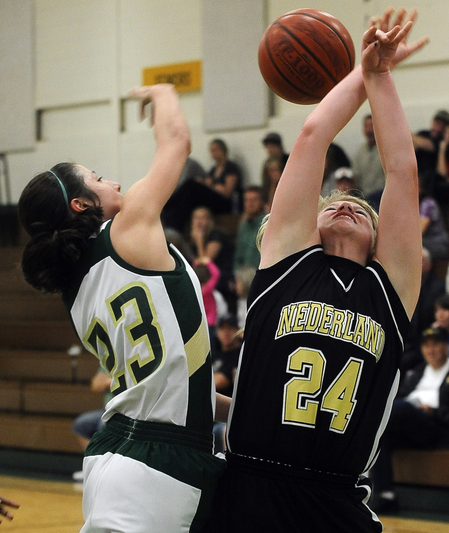 LC-M girls beat Nederland, hold edge on final playoff spot