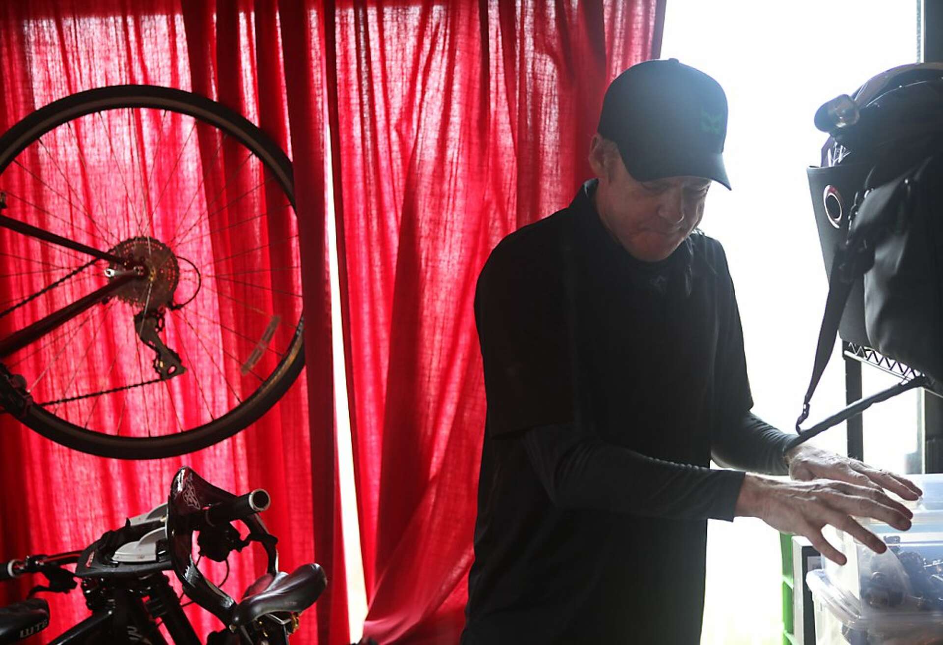 Blind bike racer beats obstacles in path