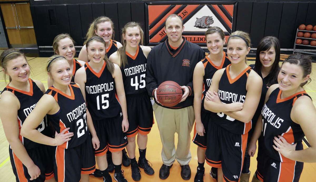 Four sets of Iowa sisters power top girls' team