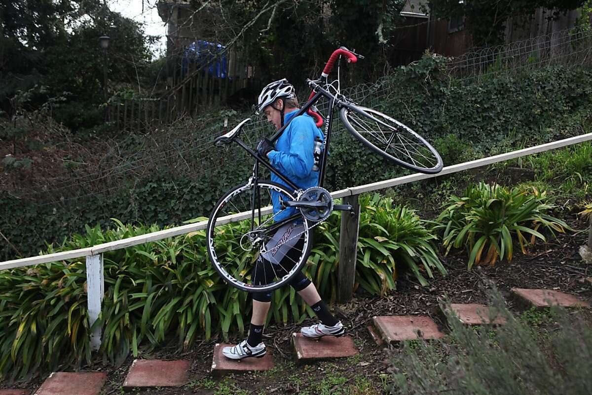 Blind bike racer beats obstacles in path