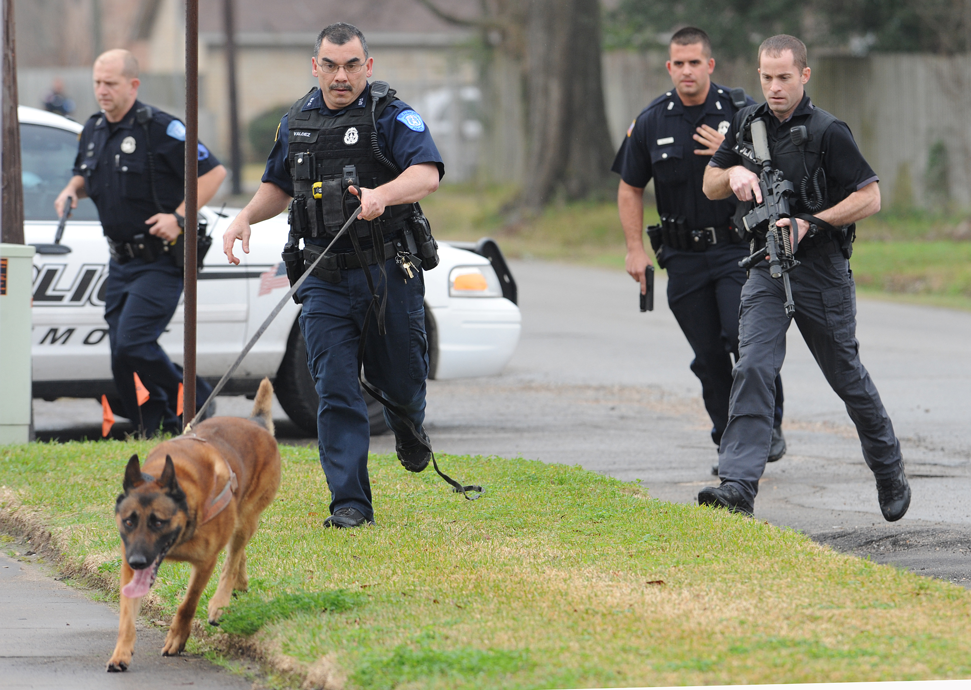 Bank robbery sparks manhunt through Old Town