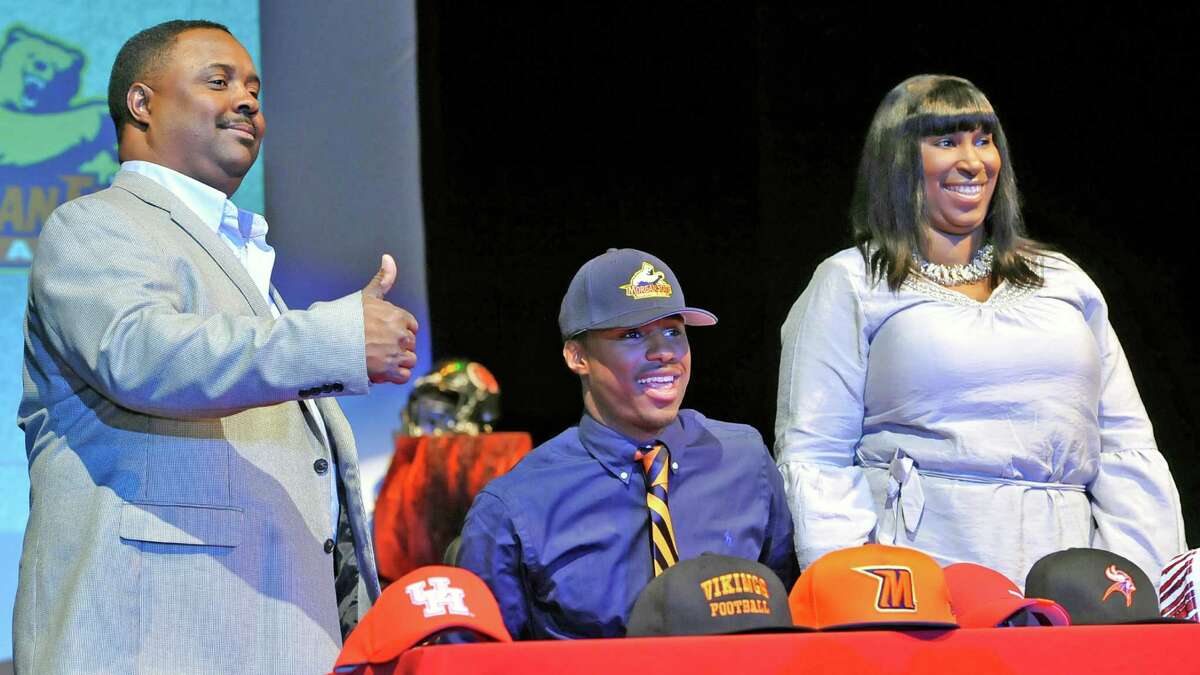 Twelve Port Arthur Memorial football players sign with colleges