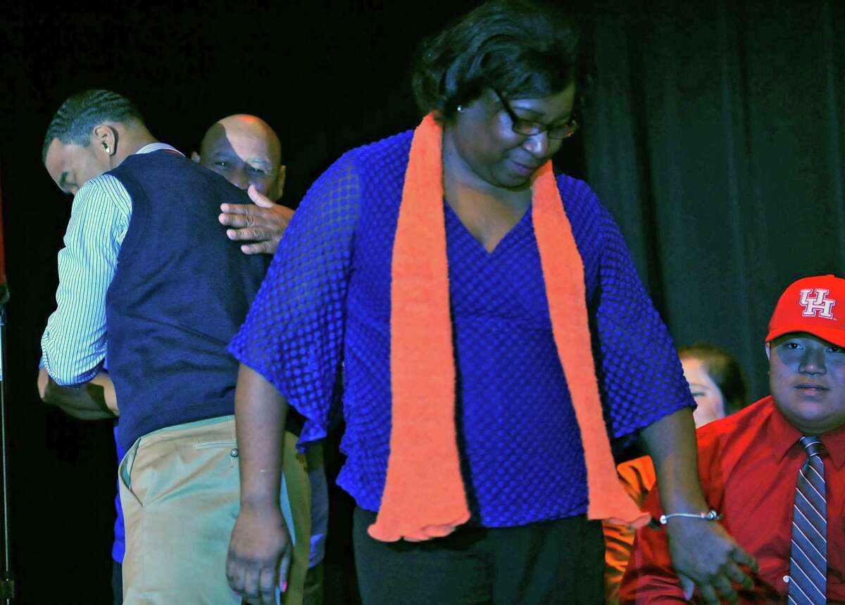 Twelve Port Arthur Memorial football players sign with colleges