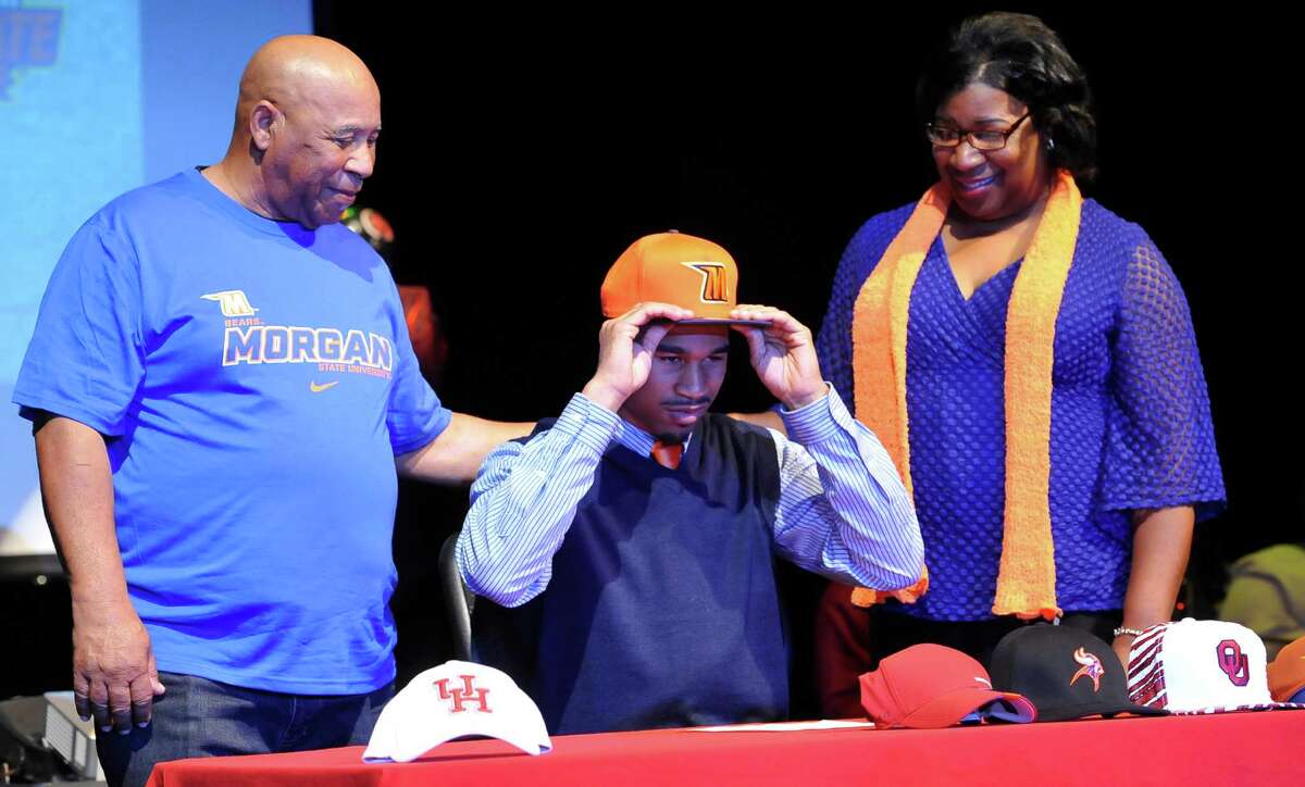 Twelve Port Arthur Memorial football players sign with colleges