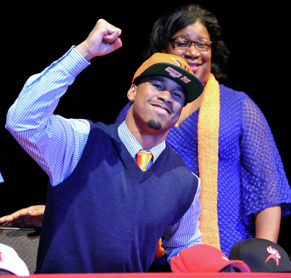 Twelve Port Arthur Memorial football players sign with colleges