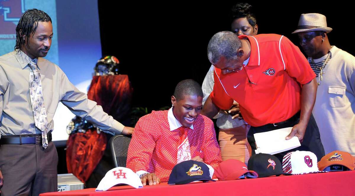 Twelve Port Arthur Memorial football players sign with colleges