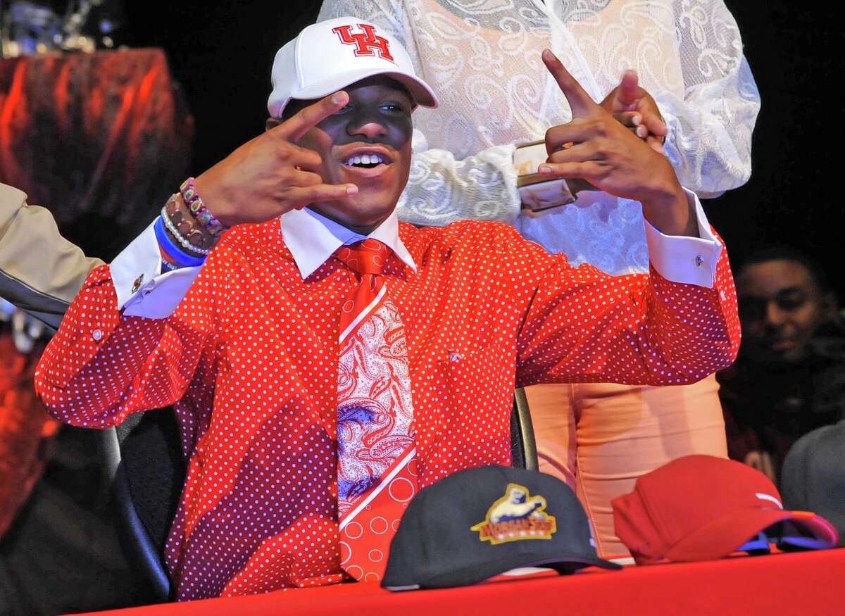 Twelve Port Arthur Memorial football players sign with colleges