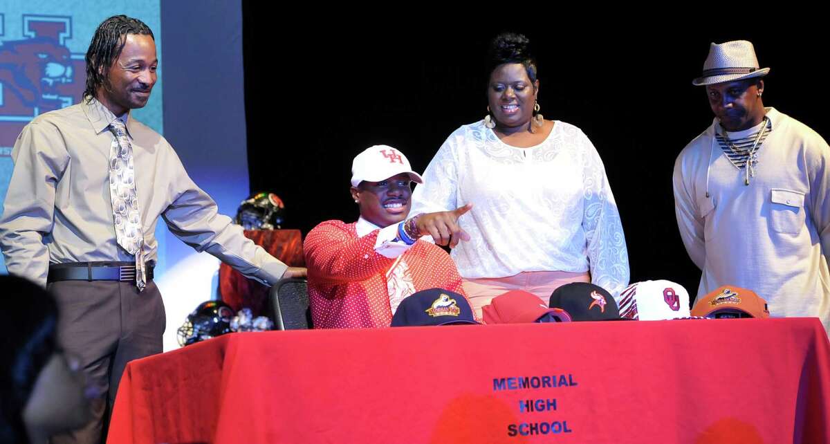 Twelve Port Arthur Memorial football players sign with colleges
