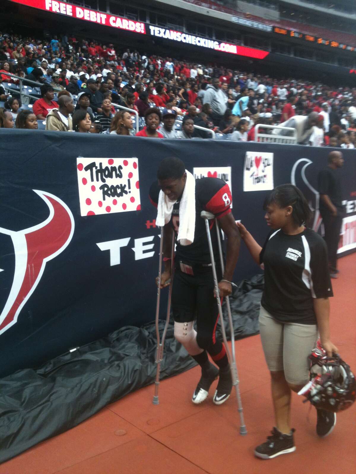 Twelve Port Arthur Memorial football players sign with colleges