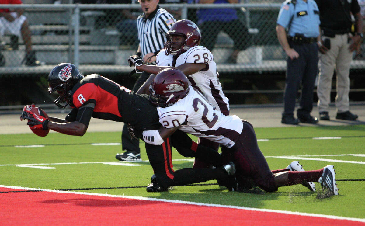 Twelve Port Arthur Memorial football players sign with colleges