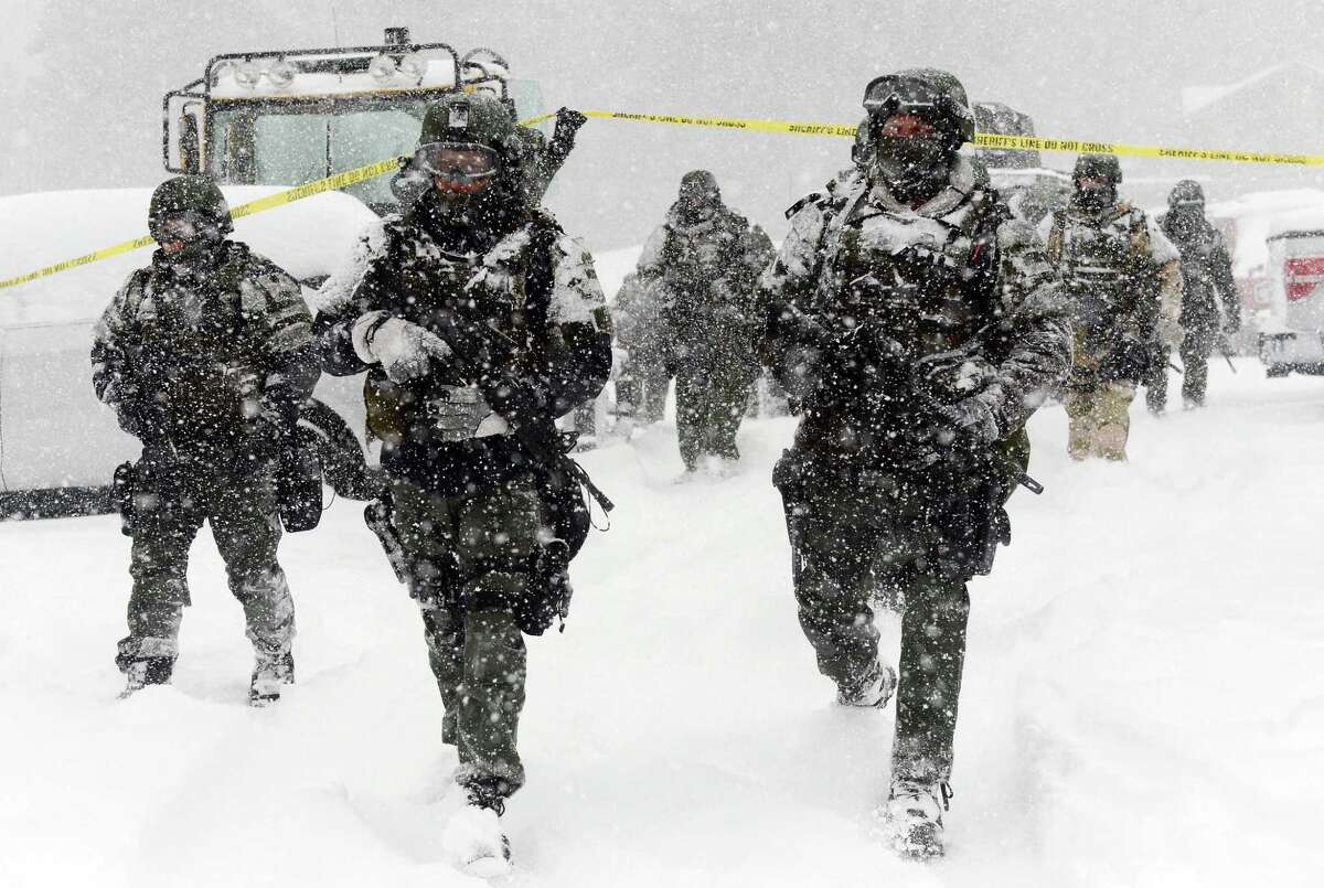 Hunt for ex-cop goes on amid Calif. snowstorm