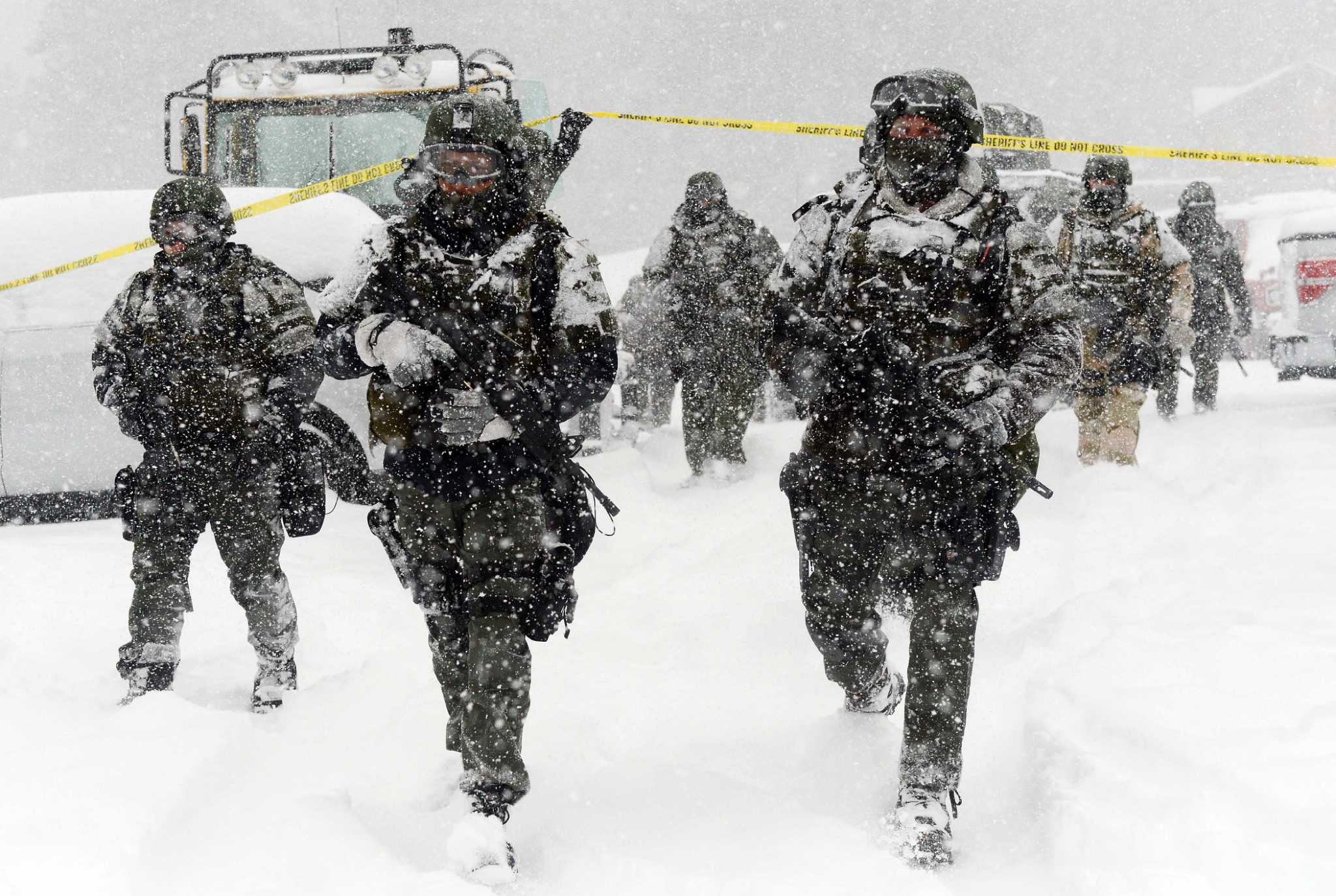 Hunt for ex-cop goes on amid Calif. snowstorm