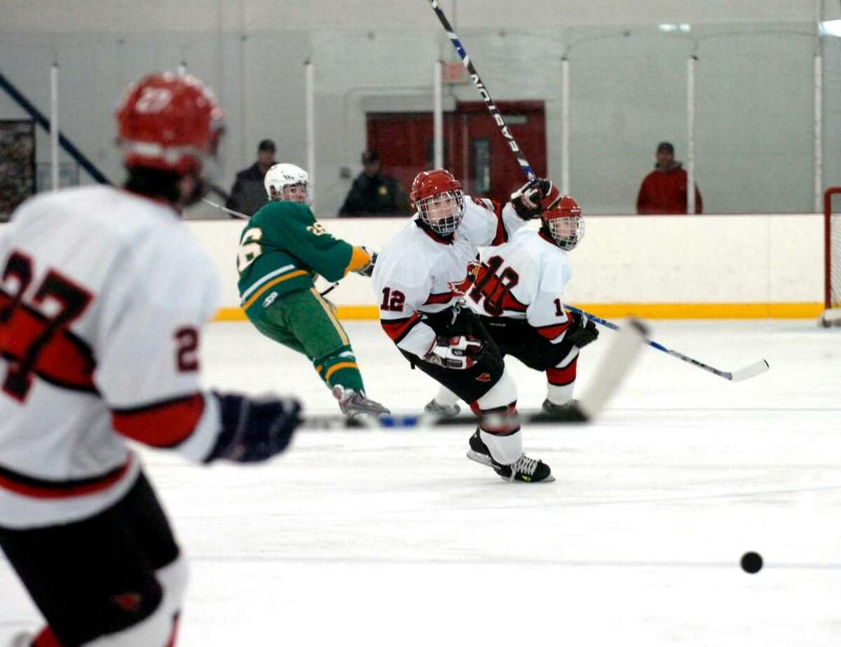 Greenwich cruises past Trinity Catholic in FCIAC boys hockey matchup