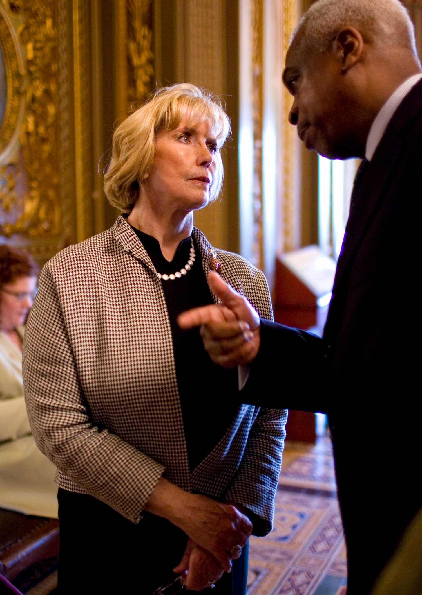 Lilly Ledbetter signs pact to make movie