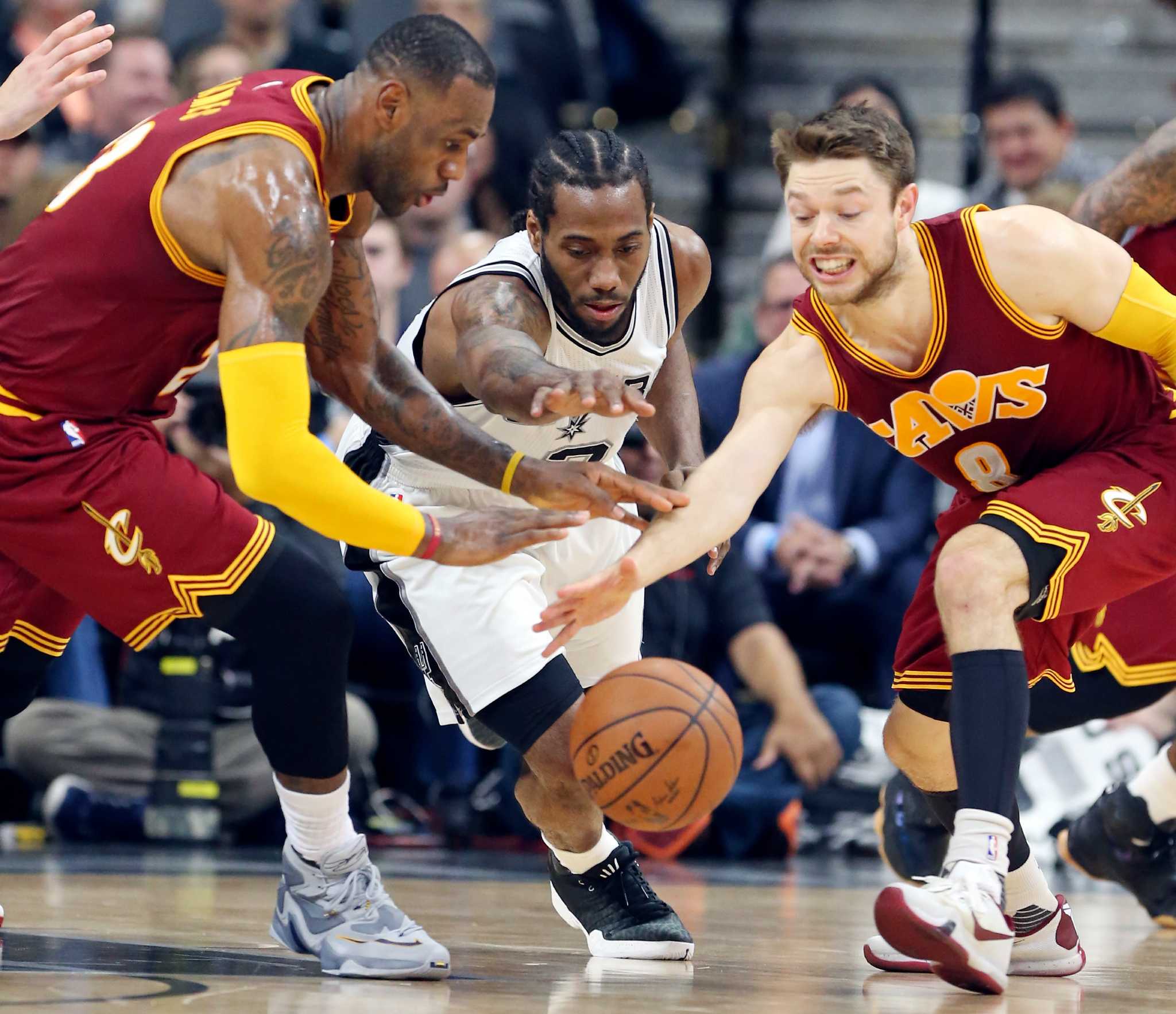 Spurs complete comeback, down Cavaliers to stay perfect at home