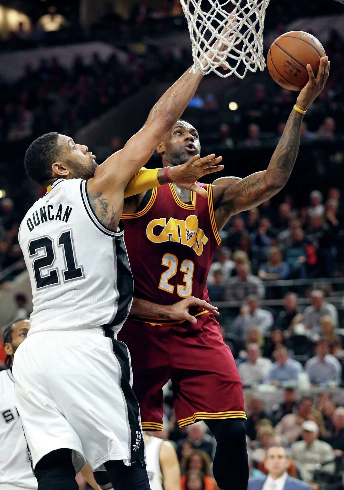 LeBron James moves past Tim Duncan on all-time scoring list