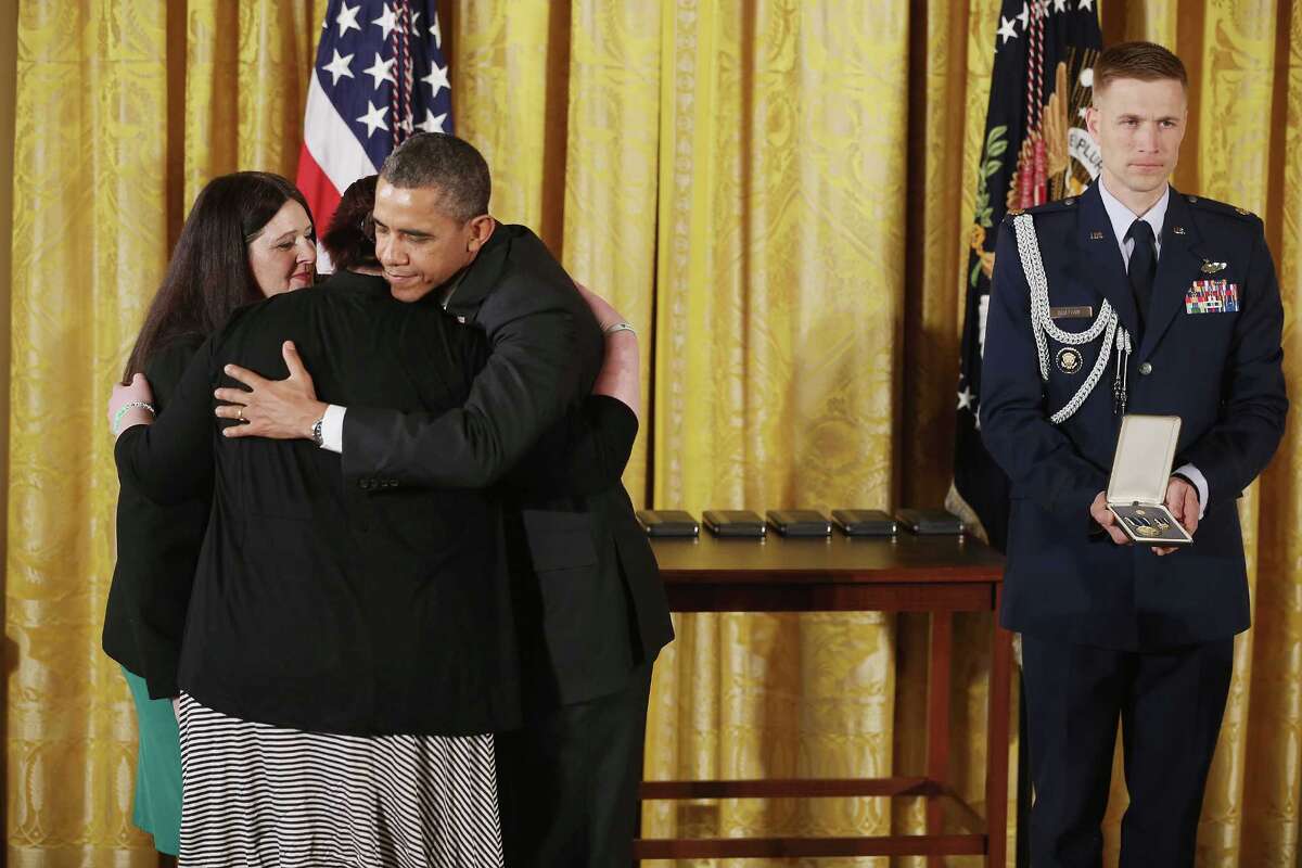 Obama presents medals for slain Sandy Hook educators