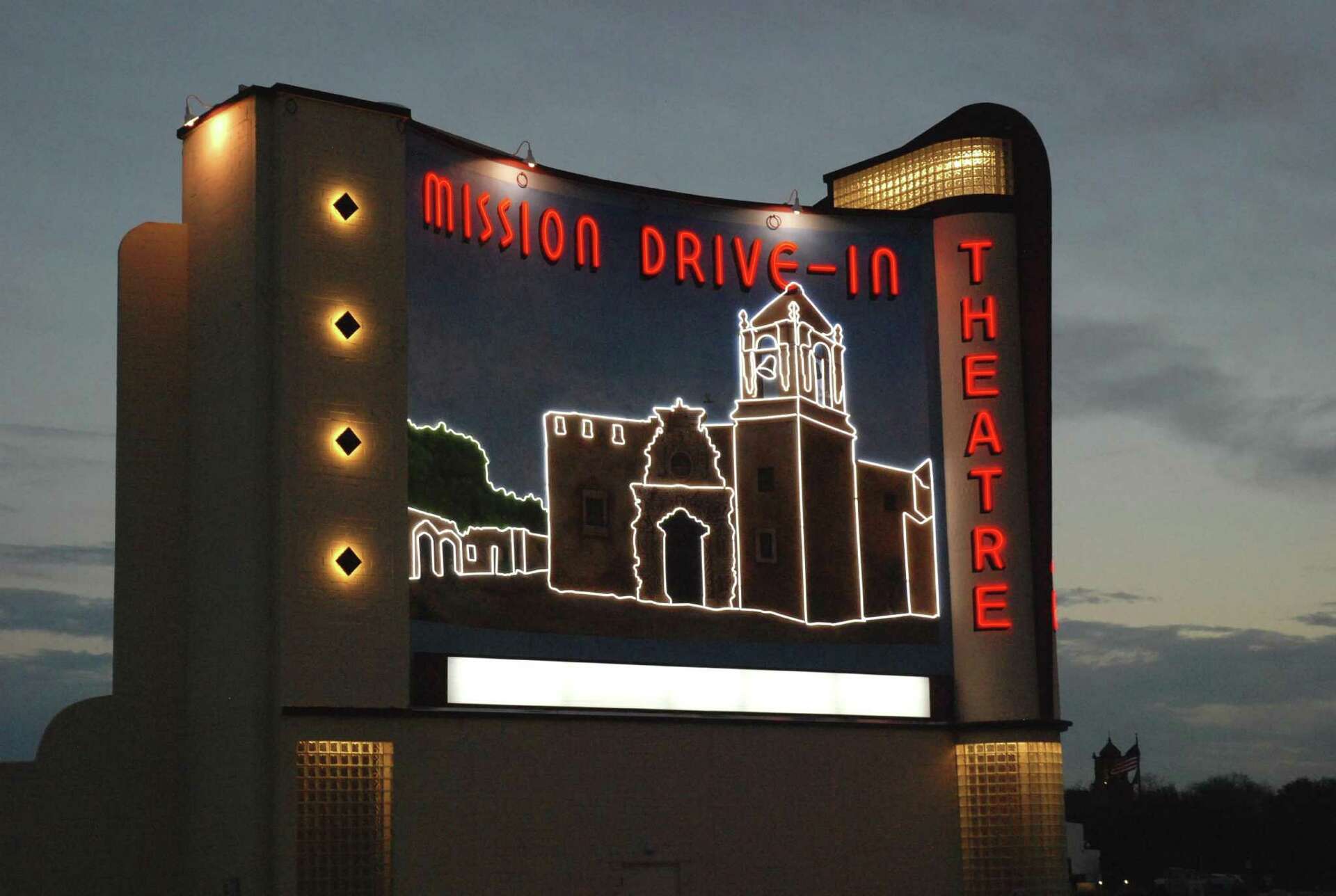 Drive-ins making a comeback in Texas