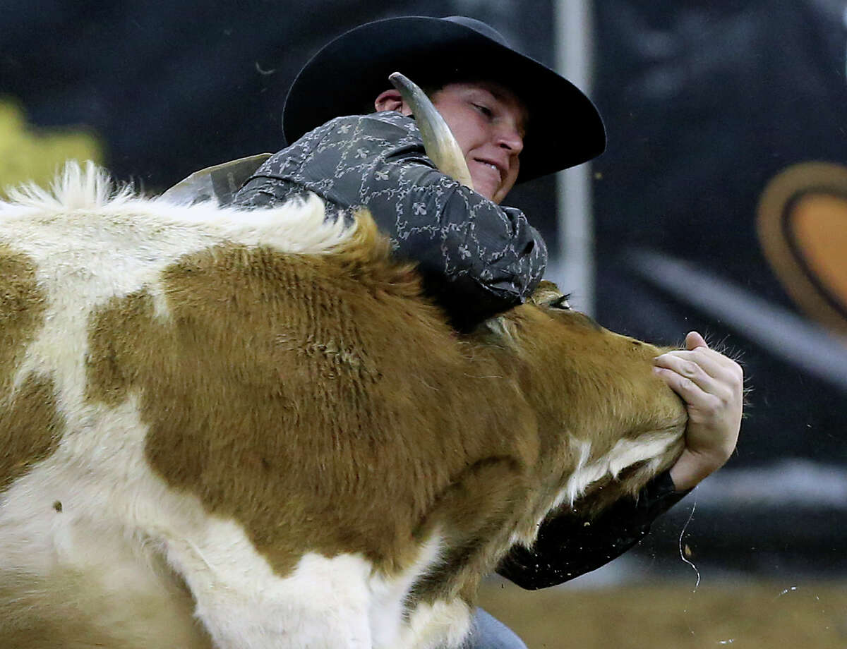 Steer wrestler helps instruction web site with Friday finish