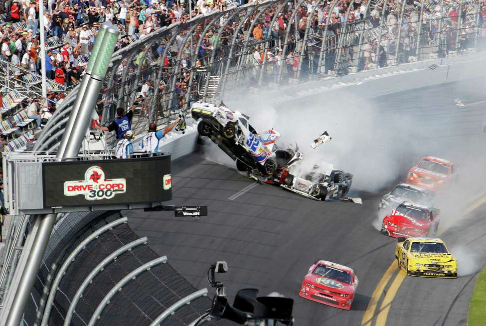 Crash at Daytona injures 33 fans